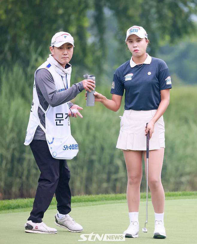 Stn포토 버디퍼트 준비하는 문정민