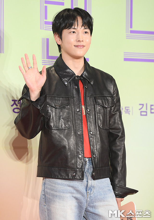 오겜2 임시완 레드와 가죽 재킷의 강렬한 조화 반전 데님 팬츠 캐주얼룩 스타와 패션