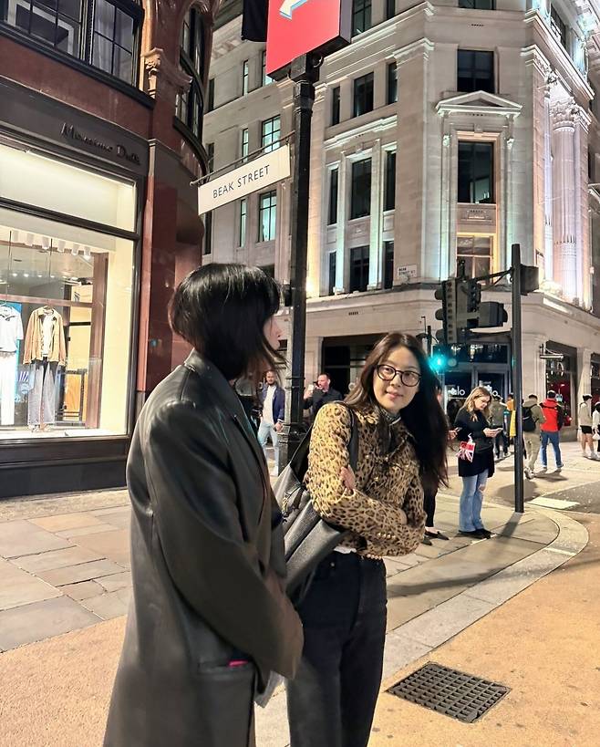 한지혜 엄지원·오윤아와 완벽한 런던 호피 재킷 입고 스타일리시한 여행룩 스타와 패션