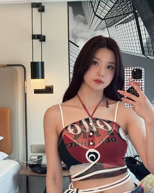 권은비 홍콩에서도 핫한 워터밤 여신 홀터넥 패션으로 아름다운 어깨라인 스타픽