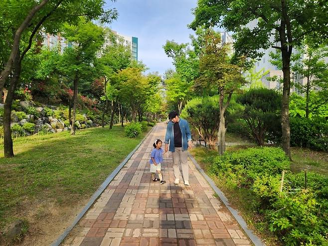 동네 아빠들은 왜 모였을까··· 아이 처음 키우는데 물어볼 데가 마땅치 않아요”