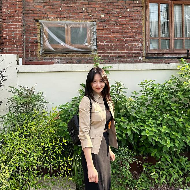 표예진 크롭탑과 와이드 슬랙스 입고 날씬한 복근 자랑해 라이프 뉴세이