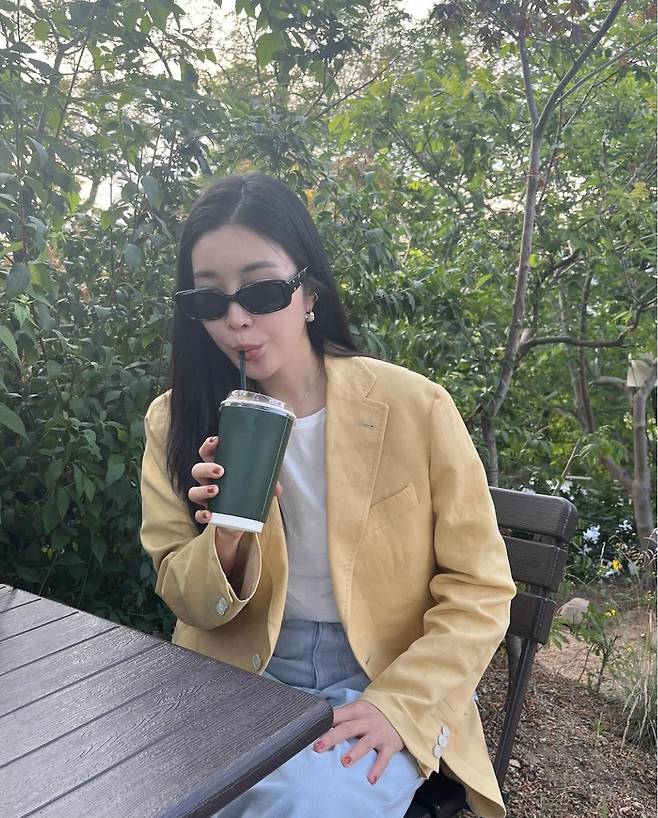이해리 동생이 찍어준 Mz샷→이거 맞아 표정은 알쏭달쏭캐주얼한 청바지 재킷룩 스타와 패션