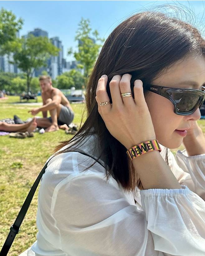 이시영 여름에 시원한 한강 피크닉 시스루 블라우스 데님 쇼츠 패션 스타와 패션