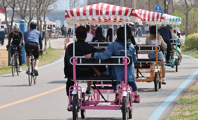 한강공원 ‘4인승 자전거 사고 위험에대여 줄이고 탑승 구간은 지정