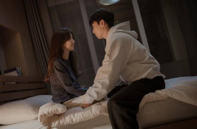 사람들 눈 피해 연애하고 싶어서집에서 데이트 한다는 스타커플 필더무비
