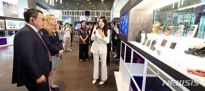 CDMA 전시 관람하는 유영상 SKT CEO