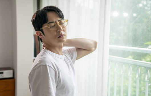 자고 일어났더니 목이 안 돌아가요”담 걸렸다면 ‘이렇게 풀어야