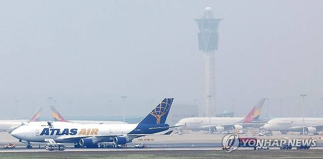 타이어 펑크 화물기 탓에 인천공항 1활주로 운행 중단