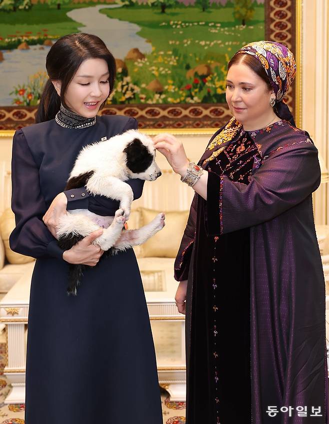 투르크메니스탄 국견國犬 선물 받은 尹대통령 부부 청계천 옆 사진관