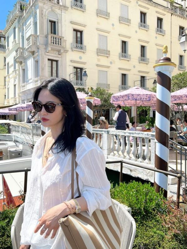 송혜교 20대 뺨치는 미모베니스서 여유로운 일상