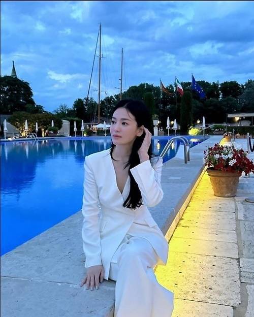 송혜교 톱클래스 여배우의 이중생활 뭘 입어도 척하면 척 넘사벽 슈트 핏and시스루 셔츠룩