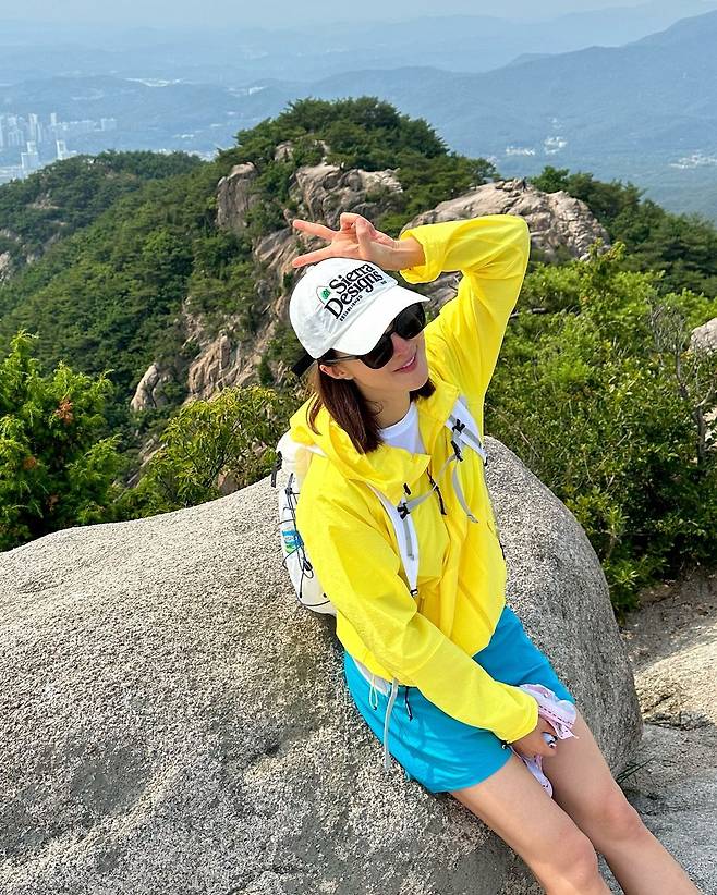 이시영 폭염주의보 뚫고 노란바람막이 입고 등산 라이프 뉴세이