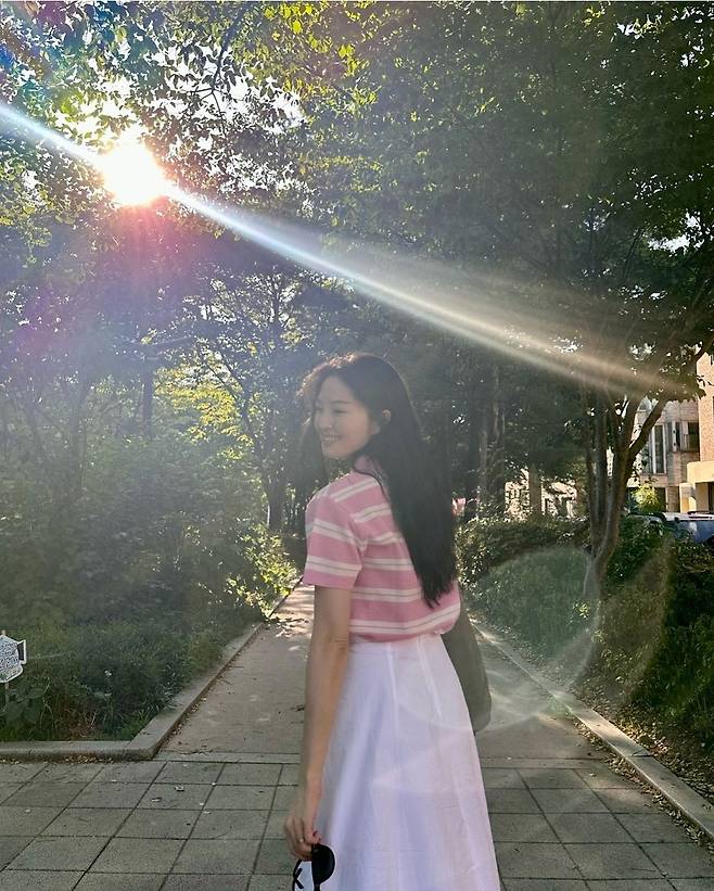 류이서 시스루 슈즈 신고 밤리단길 카페 나들이 핑크 스트라이프 화이트 롱스커트 패션 스타와 패션