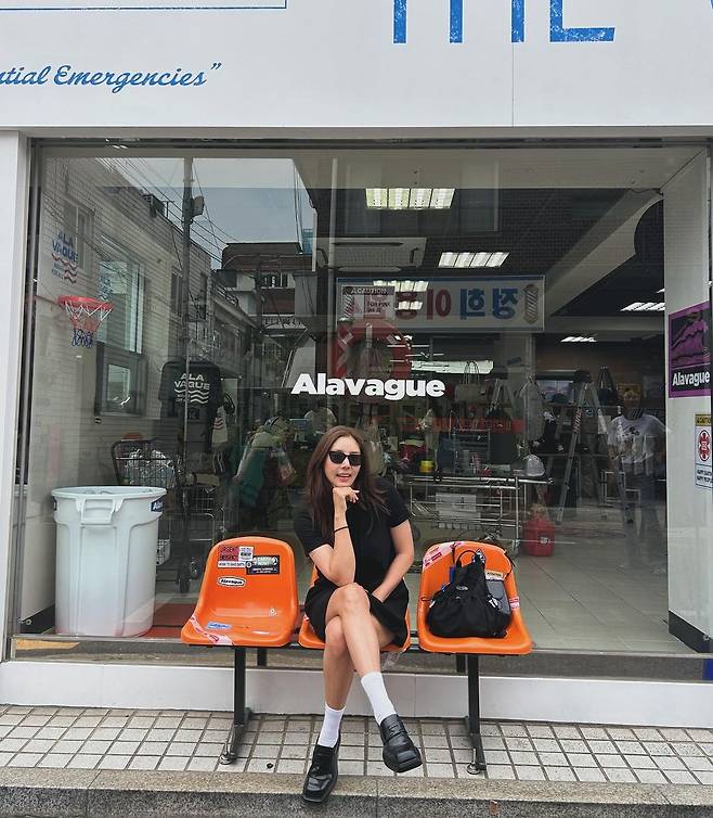 손담비 블랙 미니 원피스와 스웨커 로퍼 신고 성수동 나들이 라이프 뉴세이