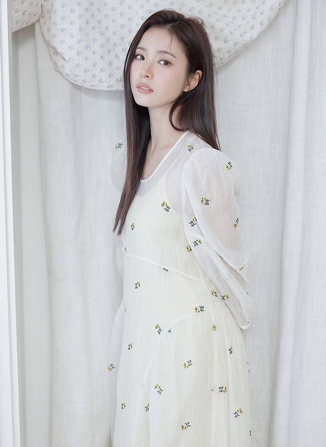 신세경 여름 원피스 시스루로 끝낸 러블리한 꽃무늬 레이어드 원피스룩 패션엔