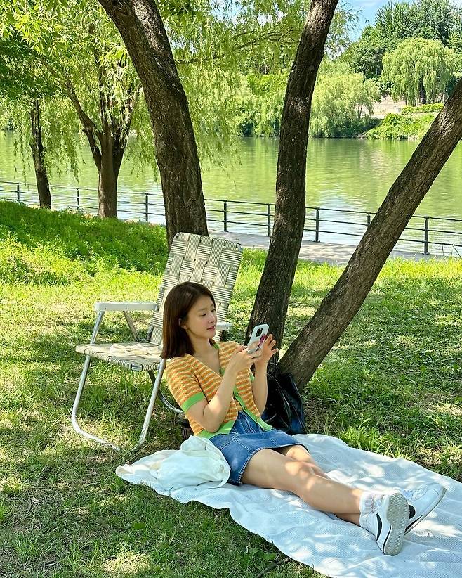 이시영 니트 탑and가디건 셋업과 청치마 입고 한강 나들이 라이프업
