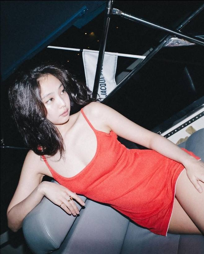 제니 밤파티에 뜬 레드 핫걸 민소매 원피스 입고 고혹적 미모 뽐내 스타와 패션