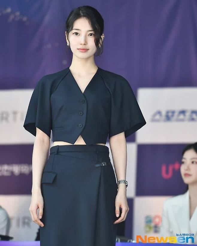 수지 크롭 투피스 입고 단아한 모습으로 등장 라이프 뉴세이