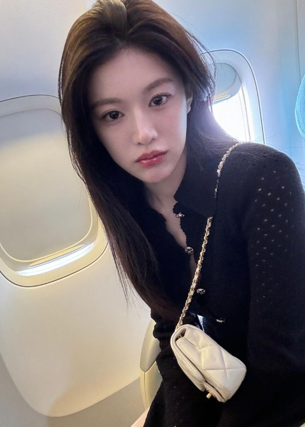 진짜 하얗네샤넬 신상 입고 등장요즘 실물1등이라고 난리난 여배우 셀럽뉴스