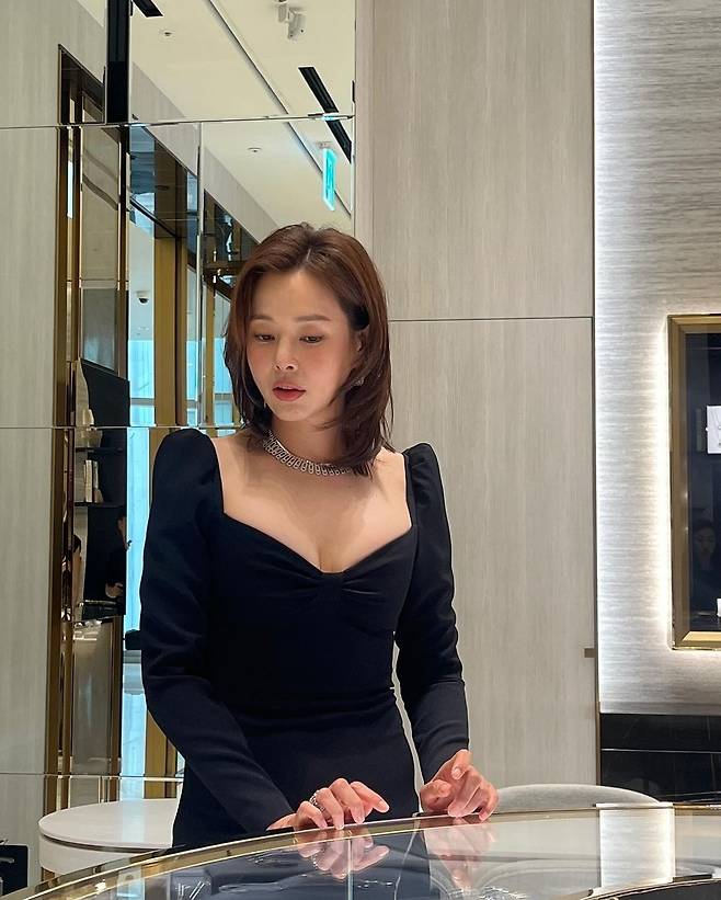 이하늬 감탄 부르는 미스코리아 핏 고급스러운 블랙 미니원피스룩 스타와 패션