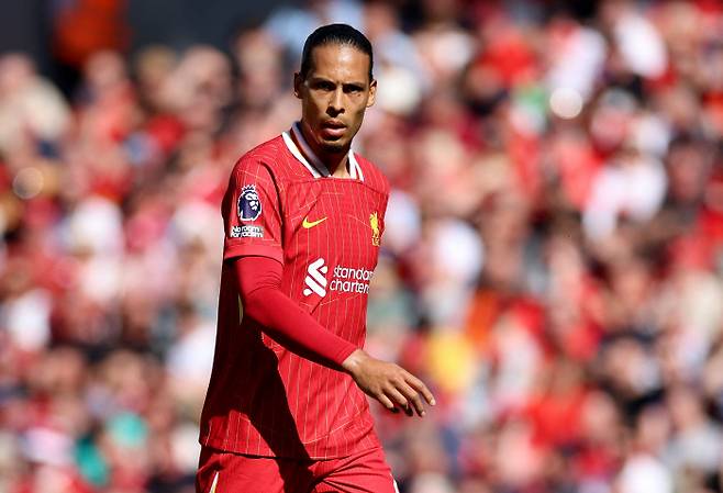 '사우디 거절한 SON 또 재평가?'...KDB에 이어 고민에 빠진 'EPL 철벽', 재계약 협상 정체→이적 관심 폭증