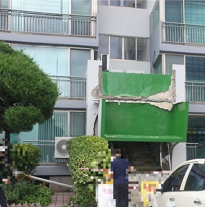 철근은 어디에30년 된 용인 아파트 공동현관 와르르