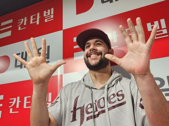 버스에서 팬사인회 여는 다승 1위 키움 헤이수스