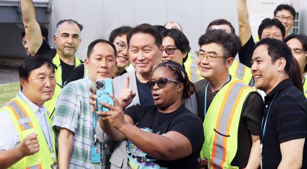 SK Group chief inspects Absolics’ glass substrate factory in U.S.