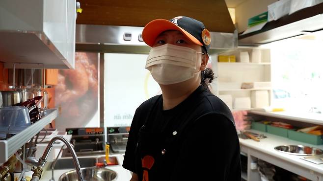 핑거이슈 매일 청소사진 올려 돈쭐난 치킨집 사장