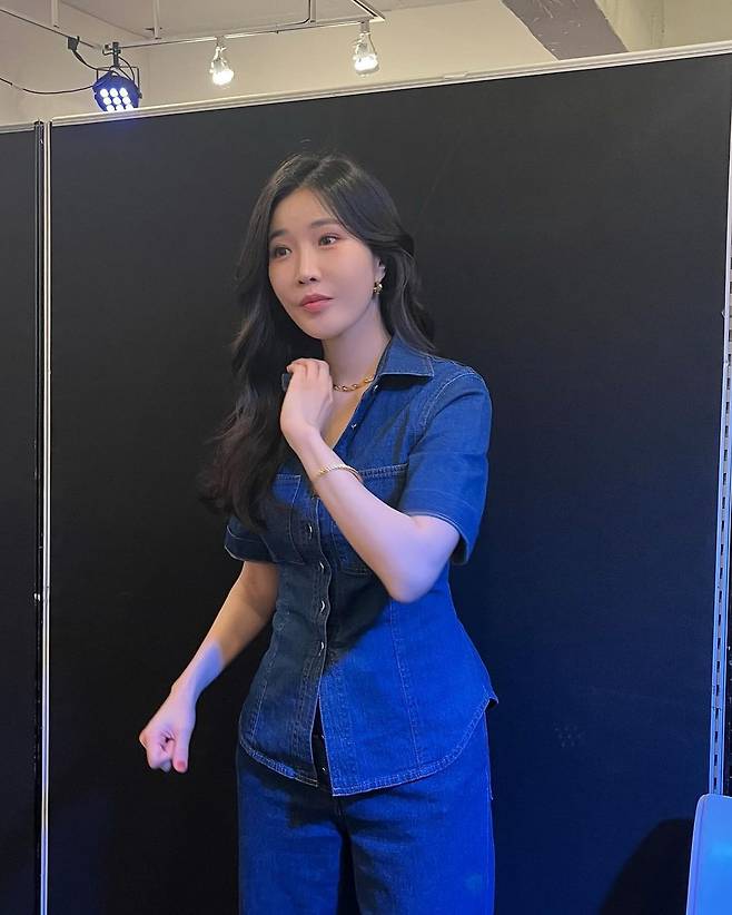 이해리 청셔츠와 청바지 입고 청청 패션 선보여 라이프 뉴세이