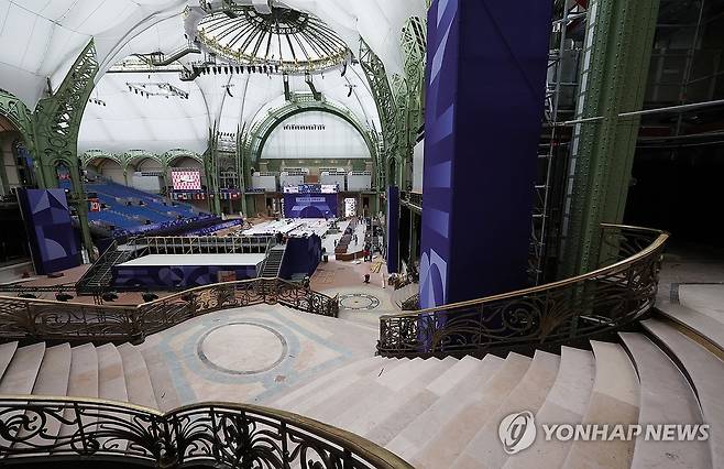 올림픽 뻥 뚫린 공간서 찌르고 발차기웅장한 유리 궁전 그랑팔레