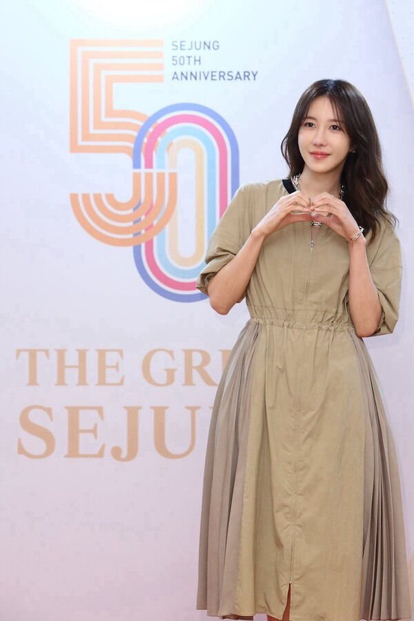 이지아 고급스러운 원피스 스타일링 연일 화제