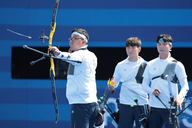 올림픽 3회 연속 금메달 주인공 나왔다남자 양궁 맏형 김우진 ‘3연패 달성 2024 파리