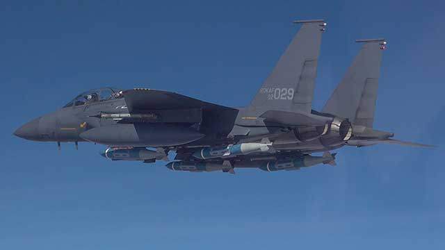 공군 F-15K, 필리핀 공군 FA-50PH와 호주 상공서 우정 비행