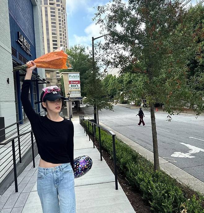 아이유 크롭인듯 아닌듯 허리 노출 신나는 캠핑 데님 팬츠룩 스타와 패션