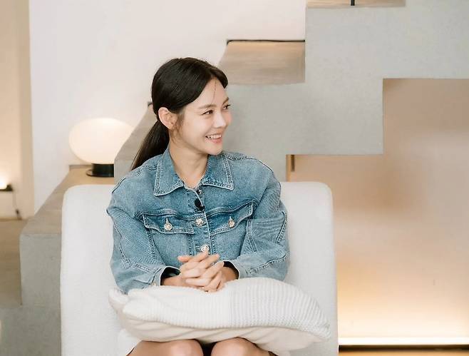 뇌섹녀 안현모 이동진·궤도와 함께 토크 중 단아하고 세련된 로우 포니테일 스타일 뷰티는 내운명