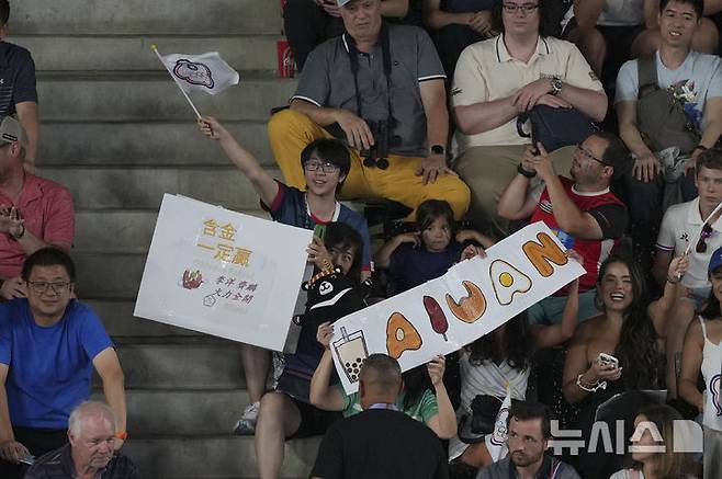 타이완 적힌 플래카드 훼손 사건에대만 프랑스에 조사 요청 파리 2024