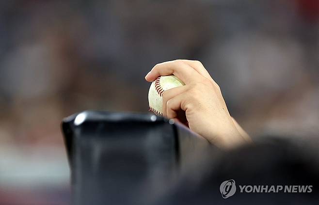 삼성전 선발 등판 앞두고 볼 쥔 양현종 손