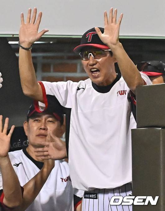 "함덕주 있는 것과 없는 건 천지 차이…연투는 NO" 염경엽 감독 미소, LG 불펜 버티기 끝에 숨통 트였다