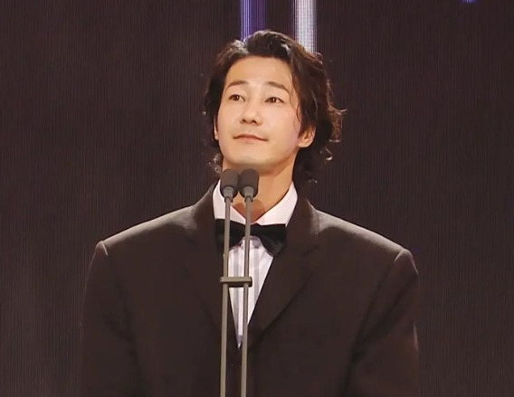 서울대 나와 잘나갔는데 33세에 배우되어 연기우수상 탄 연예인 어썸클