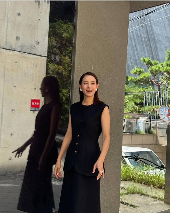 조윤희 조각 같은 미모 우아한 분위기 자랑한 올블랙 재킷 롱스커트 패션 스타와 패션