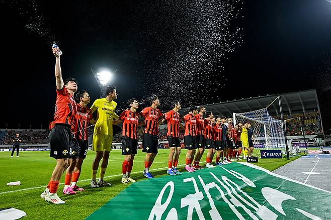 창단 첫 우승 노리는 강원fc 그라운드 밖 역사도 써 내려간다