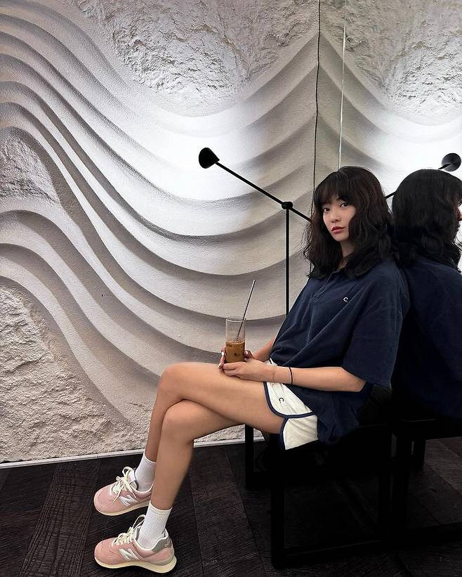 이주연 베스트와 청5부팬츠 입고 캐주얼한 외출 라이프업