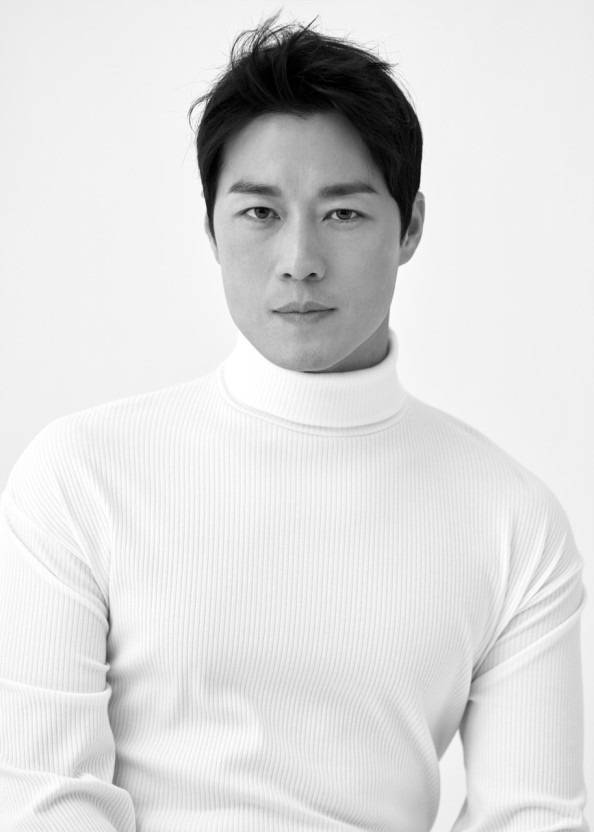 너무 잘생겼다고 졸지에 직업 잃고 연예인 된 근황 스포엔 뉴세이