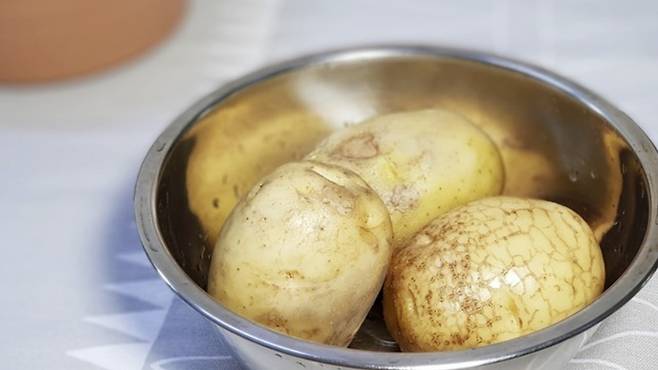 감자 바로 삶지 마세요 이렇게 자르면 믿기 힘든 결과 포슬포슬 감자 삶기 최주부