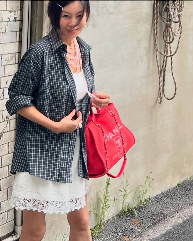 황신혜 체크 셔츠에 레이스 쇼츠 입고 명품백으로 포인트 준 나들이룩 스타와 패션