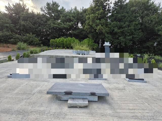 벌초 힘들어”바닥 콘크리트 타설 후 ‘쇄석 깐 묘지