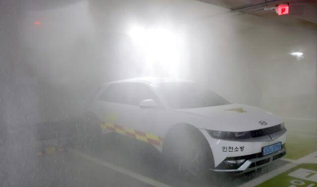 새 건물 지하 주차장에 습식 스프링클러 필수로전기차에 불 나면 재빠른 대응 위해