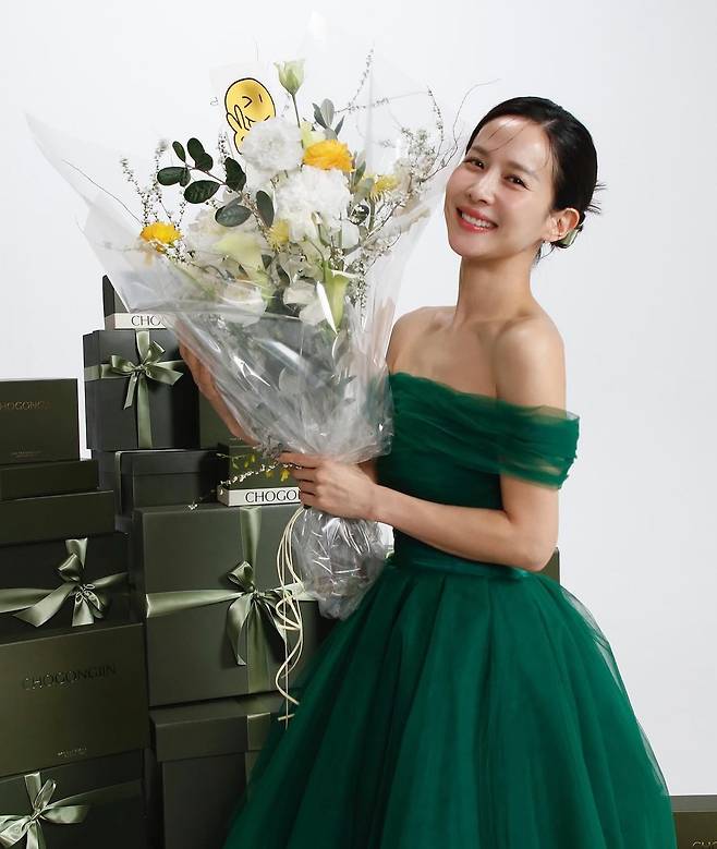 조여정 쇄골 미녀의 완벽한 드레스 핏 로우번 헤어스타일 고급스러운 미모 완성 뷰티는 내운명